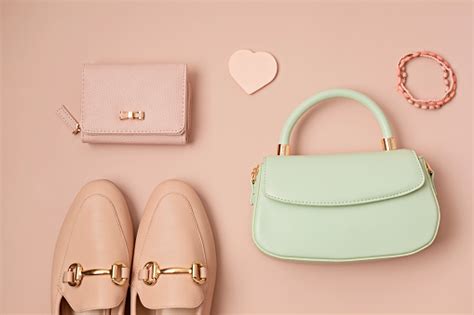 파스텔 색상의 여성 패션 액세서리가 있는 플랫 레이 패션 블로그 여름 도시 스타일 쇼핑 및 트렌드 개념 0명에 대한 스톡 사진 및 기타 이미지 Istock