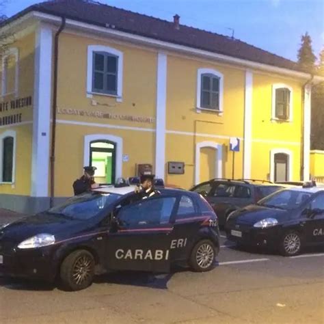 Calci E Pugni Sul Treno Doppia Rapina In Pochi Minuti