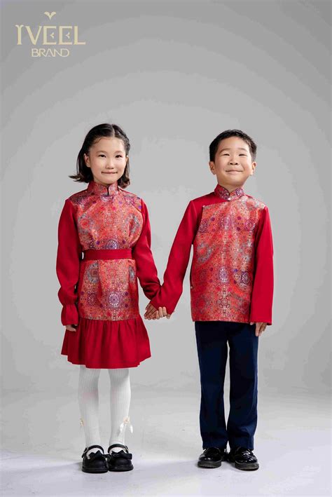 Торгон энгэртэй охины дээл