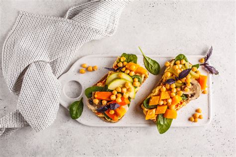 채식 후 머 스 Chickpeas 구운된 야채와 화이트 보드에 바 질 건강 한 샌드위치 0명에 대한 스톡 사진 및 기타 이미지