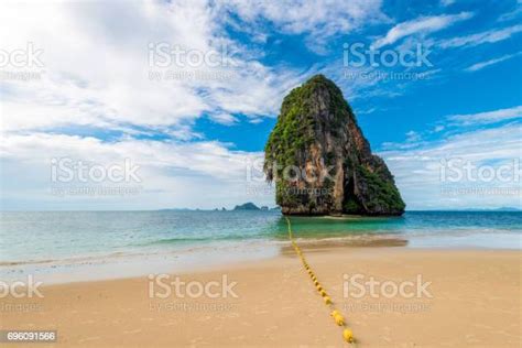 태국 바다 보기에에서 아름 다운 열 대 장소에서 외로운 바위 0명에 대한 스톡 사진 및 기타 이미지 0명 경관 관광 리조트 Istock