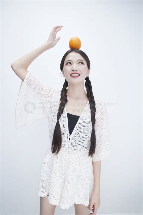 独居背景 头顶橙子身穿镂空连衣裙的亚洲可爱少女人像 模板免费下载 格式 3648像素 编号46323669 千图网