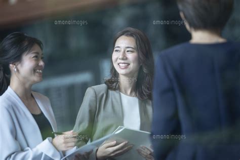 会議をする3人のビジネスウーマンの写真素材 Fyi07428493 ストックフォトの Qlean Market