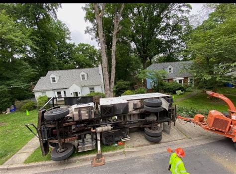 Photos Tree Company Truck Overturns Seriously Injuring 1 In Silver Spring
