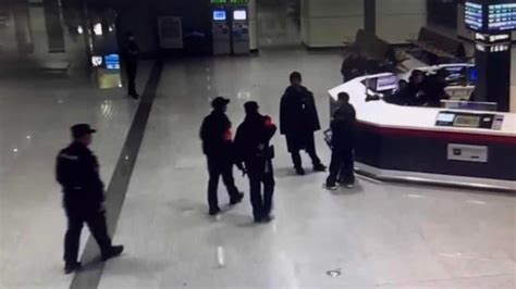18岁哥哥带12岁弟弟千里找父母过年：在火车站走散，警方助团圆