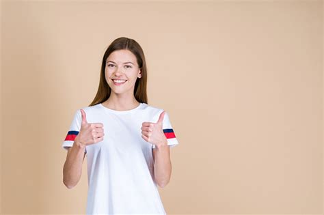 엄지 손가락을 보여주는 젊은 아름다운 여자 복사 공간 파스텔 베이지 배경에 서 행복에 대한 스톡 사진 및 기타 이미지 행복