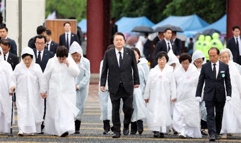 尹 오월의 어머니들과 함께 입장임을 위한 행진곡 제창도 노컷뉴스