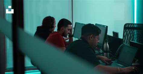 노트북 컴퓨터를 사용하여 책상에 앉아 있는 남자 사진 Unsplash의 무료 사람의 이미지