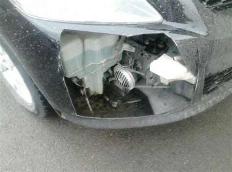 車主夜晚將車停樓下，早上取車時車頭兩個大洞讓他哭笑不得 每日頭條