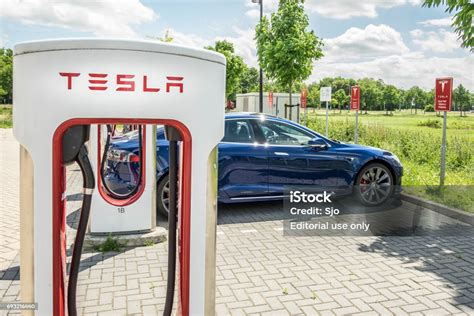 Tesla 모델 S 전기 자동차 시 수퍼 차저 돌격 관측소 0명에 대한 스톡 사진 및 기타 이미지 0명 Tesla