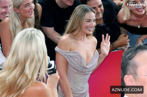Margot Robbie Sexy Flaunts Her Hot Cleavage At Aacta Awards In Gold