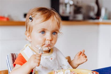 Una Chica Linda Comiendo Comida En Casa Foto Premium