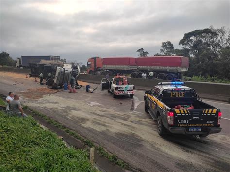 Caminhão Com Milho Tomba E Interdita Br 277 No Paraná