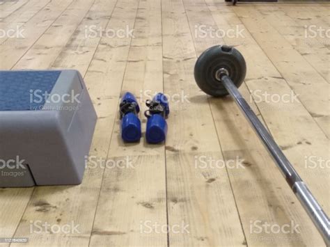 체육관 훈련입니다 신체 무게 단계 및 다른 도구에 대 한 체조 가냘픈에 대한 스톡 사진 및 기타 이미지 가냘픈 강철 개념 Istock