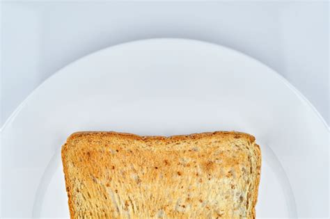 황금 바삭바삭한 구운 통밀 샌드위치 빵의 일부 흰색 접시와 흰색 배경에 고립 갈색에 대한 스톡 사진 및 기타 이미지 갈색 거친 건강한 식생활 Istock