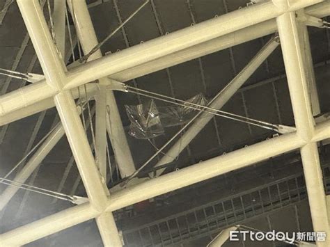 Ettoday新聞雲 【台北下大雨！大巨蛋多處漏水 球迷無奈】 圖片來源：記者崔至雲攝