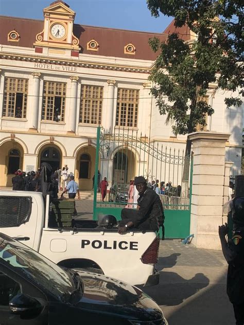 Barth Police Le Bureau Municipal De La Ville De Dakar Persiste Et
