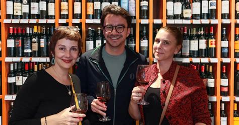 Explorando Los Sabores Y Aromas Del Vino Un Vínculo De Felicidad Para