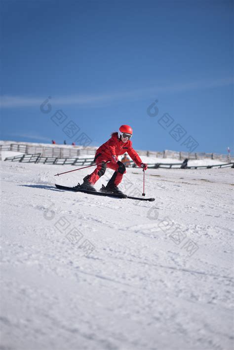 下坡滑雪与蓝蓝的天空背景下的红衣服的女人图片 包图网企业站