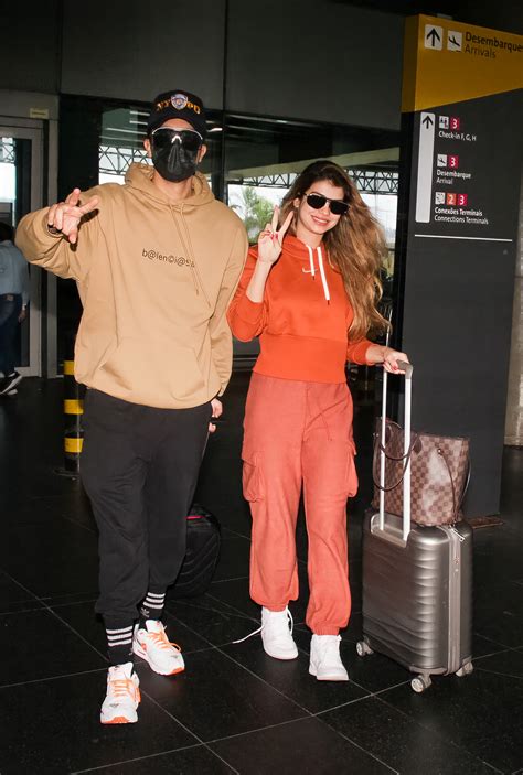 Luan Santana e Izabela Cunha desembarcam em SP após viagem para os EUA