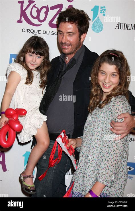 Dylan Mcdermott With His Daughters Colette And Charlotte The Kooza