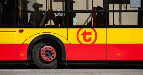 Warszawa pod autobusem zapadła się jezdnia