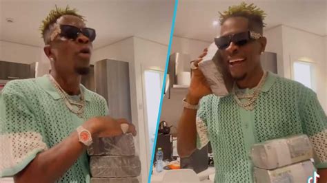 Shatta Wale Musician Flaunts Huge Cash As He Thrills Fans With
