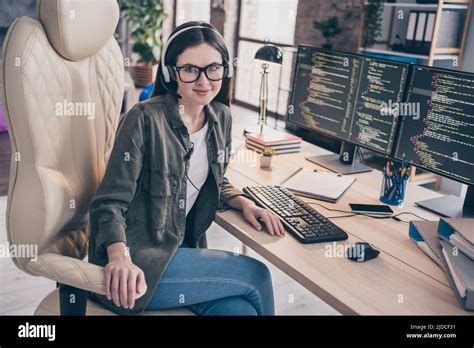 Portrait Of Attractive Skilled Cheery Girl Tech Agent Support Answering Incoming Calls Helpdesk