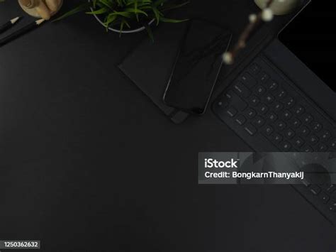 디지털 장치 문구류 장식 및 복사 공간이 있는 다크 모던 오피스 데스크 0명에 대한 스톡 사진 및 기타 이미지 0명 개념 개념과 주제 Istock