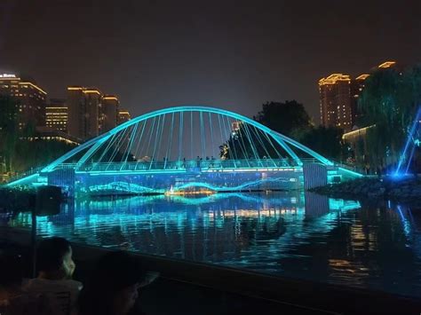 中秋游船赏月 共度幸福时光 我们是一个温馨美满的大家庭