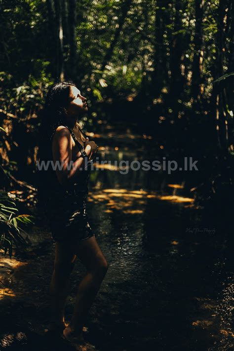 දෙපාරක් බලනවා සත්තයි ” එක රැයින් බුකිය ඇවිලුව එයා ලංකාවේ කෙල්ලෙක් ලැජ්ජාව පැත්තක තියලා