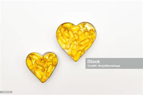흰색 배경 비타민 D 보충제 건강 관리 개념 탑 뷰에 하트 모양 상자에 생선 기름 캡슐 0명에 대한 스톡 사진 및 기타 이미지