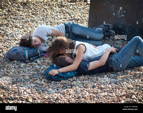 Les Adolescents Qui Traînent Et Sembrasser Sur La Plage De Brighton