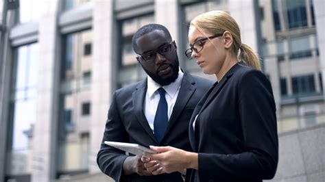 태블릿 현대 기술 투자자 프로젝트를 논의 하는 비즈니스 파트너 검은색에 대한 스톡 사진 및 기타 이미지 검은색 계획 고객 Istock