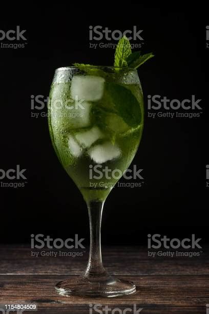 와인 잔에서 여름 칵테일 또는 음료 민트 잎 진 토 닉 쇼 로프와 함께 상쾌한 음료 어두운 사진 0명에 대한 스톡 사진 및 기타