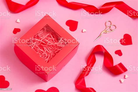 핑크 컬러 테이블에 포장 선물 상자의 상단 보기 발렌타인 데이 장식 리본과 하트 Diy에 대한 스톡 사진 및 기타 이미지