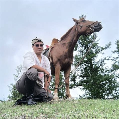 Э Баярсайхан 4 хүүтэйгээ 2 өдрийн турш хичээлийн Facebook