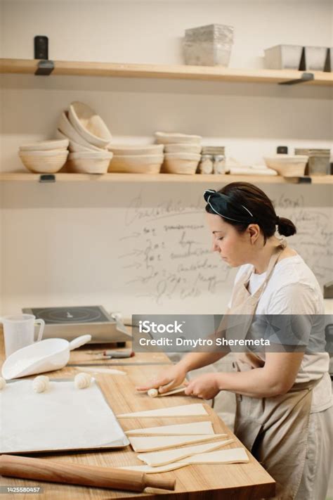 창문 앞에 서있는 빵집에서 크로와상을 만드는 여성 베이커 35 39세에 대한 스톡 사진 및 기타 이미지 35 39세 가사