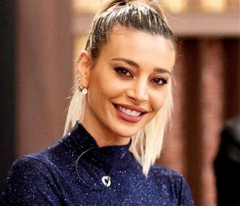 Sol Pérez Le Hizo Frente Al Frío Tomando Sol Con Una Microbikini Blanca