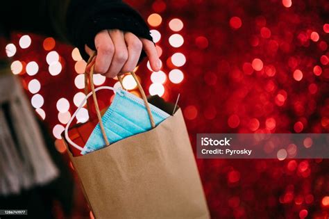 여성의 손에 종이 봉투에 담긴 의료 일회용 마스크와 선물 0명에 대한 스톡 사진 및 기타 이미지 0명 12월 31일 2021년 Istock