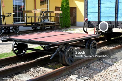 여름에 폴란드의 빈티지 기차역에 버려진 금속 마감 요소와 강철 바퀴로 판자 보드 및 통나무로 만든 핸드카 또는 모터카를 닫습니다 0명에 대한 스톡 사진 및 기타 이미지