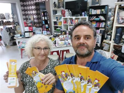 Entrega de marcapáginas de Campaña Vuelta al cole Arigata