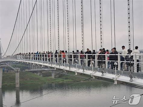 아찔하네요…여주 남한강 출렁다리 개통 첫날부터 인산인해
