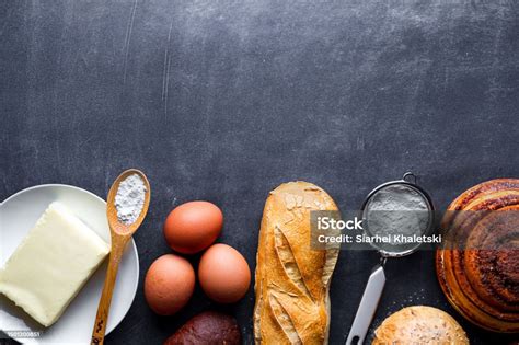 검은색 칠판 배경에 다양한 신선하고 파삭파삭한 베이커리 제품과 베이킹 재료 레시피와 텍스트를 위한 공간을 복사합니다 평면도 0명에 대한 스톡 사진 및 기타 이미지 Istock