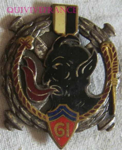 IN22561 INSIGNE 61 Régiment dArtillerie dos guilloché embouti