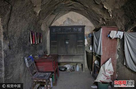 老人深居地窖院 称给幢别墅都不换 新闻中心 中国网