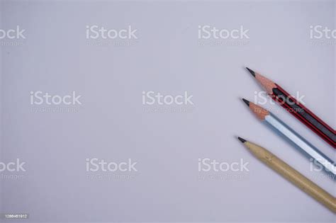 나무 테이블에 빈 종이 시트와 펜 빈티지 카피 스페이스 배경 컨셉 0명에 대한 스톡 사진 및 기타 이미지 0명 개념 계획