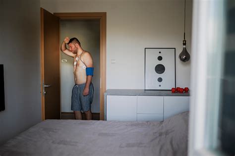 심장 모니터가있는 청년 심장의 작업에 대한 연구 심장학 홀터 모니터 의료 진단 건강 관리 병원 심전도 센서 심전도 및 혈압 측정 건강 검진에 대한 스톡 사진 및 기타 이미지