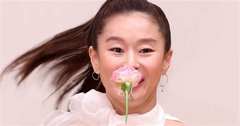 포토 예지원 꽃향기 맡는 모습이 소녀
