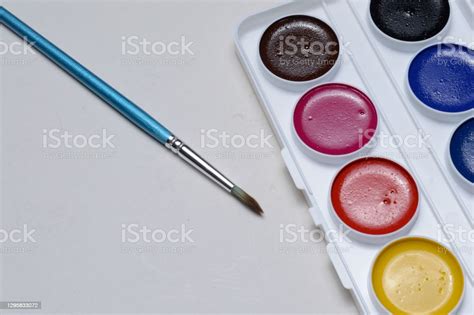 팔레트와 브러시로 그리기위한 여러 가지 색상 페인트 라이트 백클로즈업 교육에 대한 스톡 사진 및 기타 이미지 교육 다양
